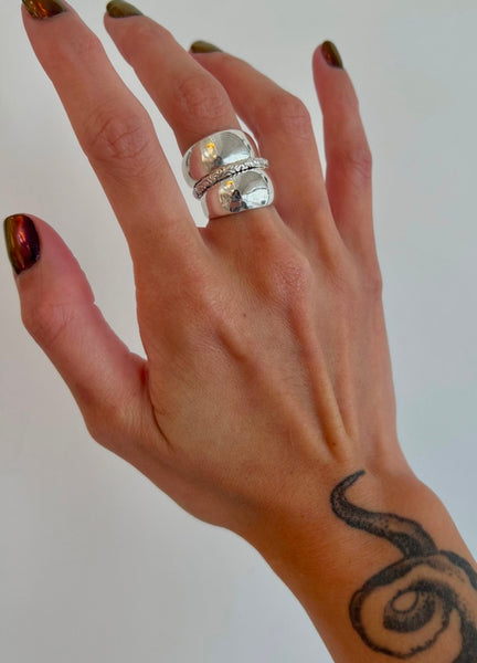 KAAREM - “ÔM” Hug Silver Ring